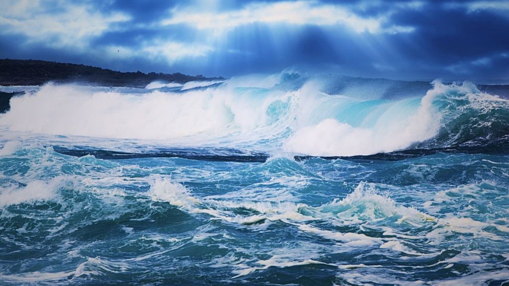 4m Swells Smash, 80km/h Winds & Heavy Rain Expected-Stay Safe